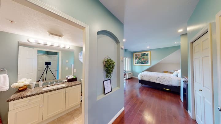Impressive Deck With Lake View Studio - 301b - Kelowna