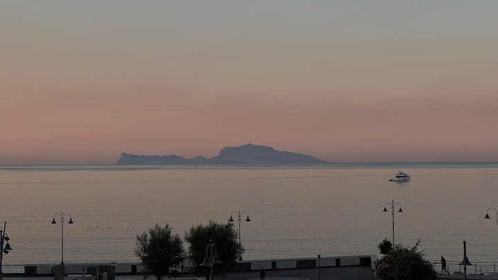 Beautiful And Cozy Seaview Residence - Monte di Procida
