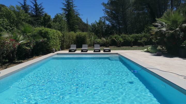 Grand F2 Dans Domaine De 6000m² Avec Piscine - Draguignan