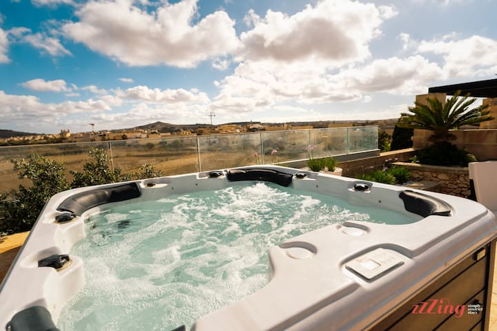 Pet Friendly Penthouse, Rooftop Jacuzzi With Views - Malte