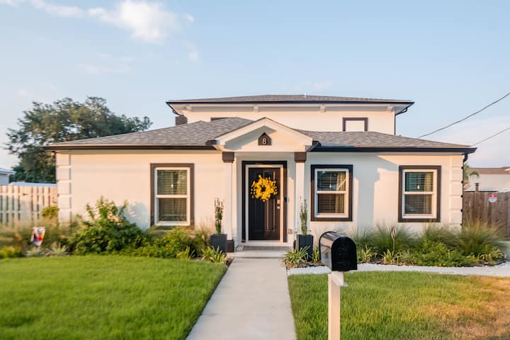 Noir&blanc Villa| Modern Home Oasis (Entire House) - Pensacola Beach, FL