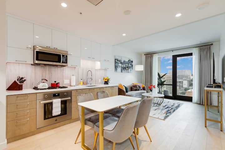 Luxury Condo With Private Balcony In Downtown La - Los Angeles, CA