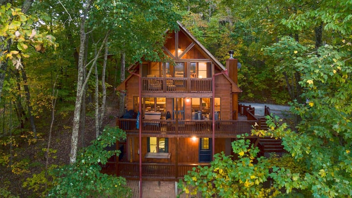 Leola Lodge- Upscale Escape, Mtn Views & Hot Tub - Blue Ridge, GA
