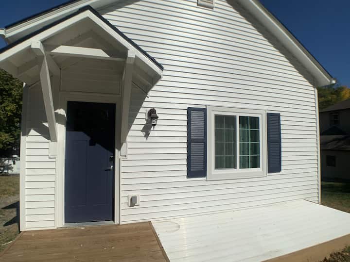 Cute White House Cottage - Lewis and Clark State Park, Rushville