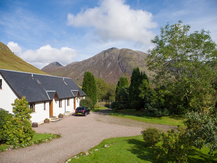 Aonach Cottage Amongst Stunning Highland Scenery - Glencoe