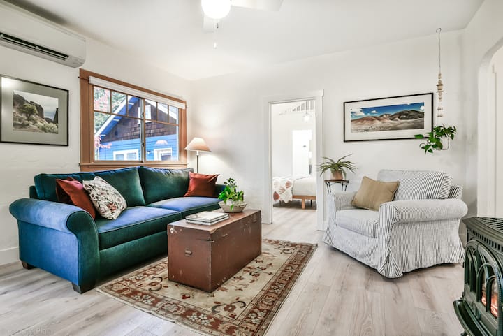 Charming Blue Bungalow In Friendly Neighborhood - Eugene, OR