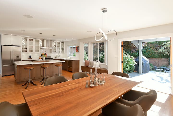 Sunny, Private Coastal Retreat. - Gibsons