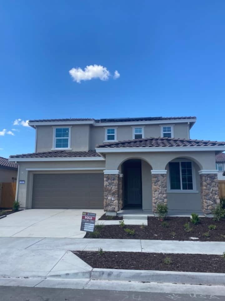 Cheerful 2022 House 4bed 3bath - Manteca, CA