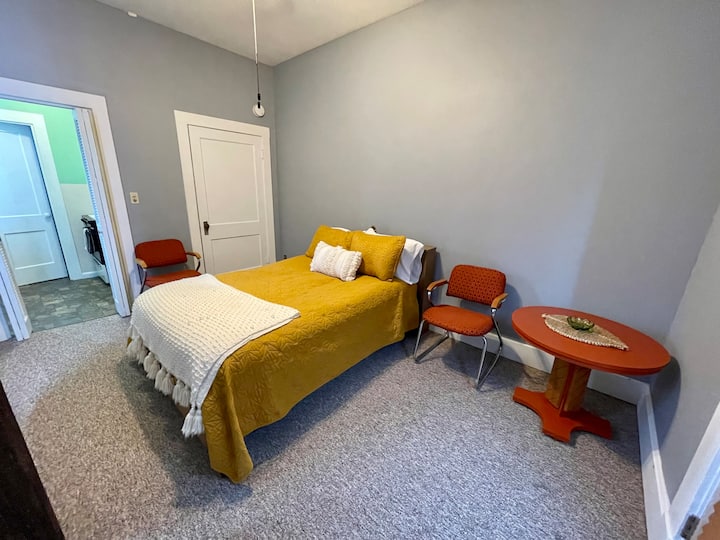 Super Cute Downtown Tiny Studio - Kearney, NE