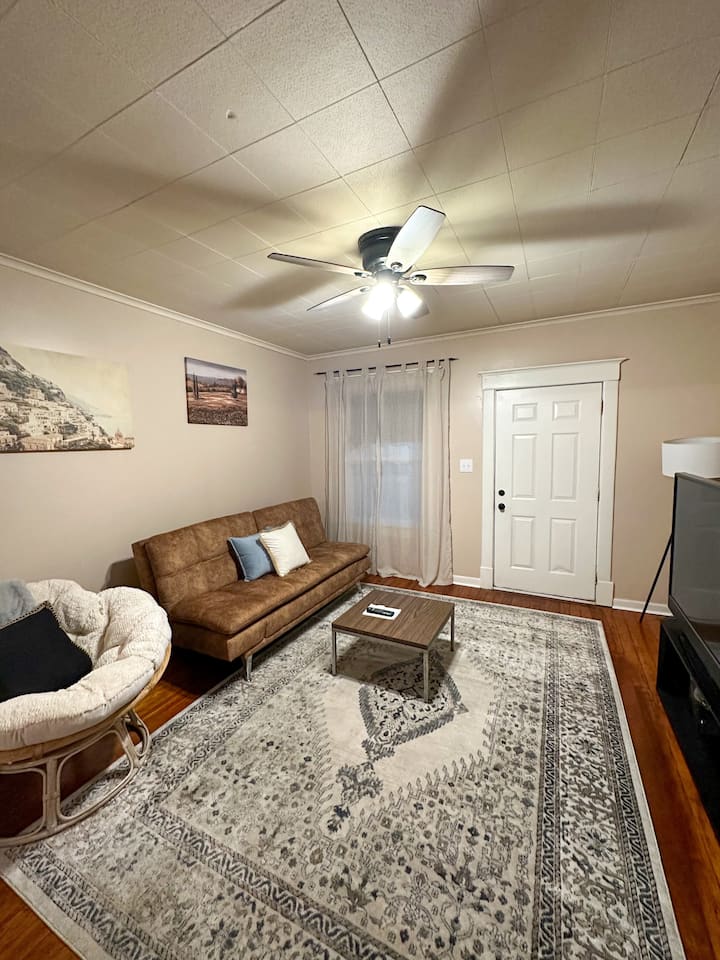 Cozy 3 Bedroom Home, 3 Miles From Downtown Indy - Indianapolis, IN