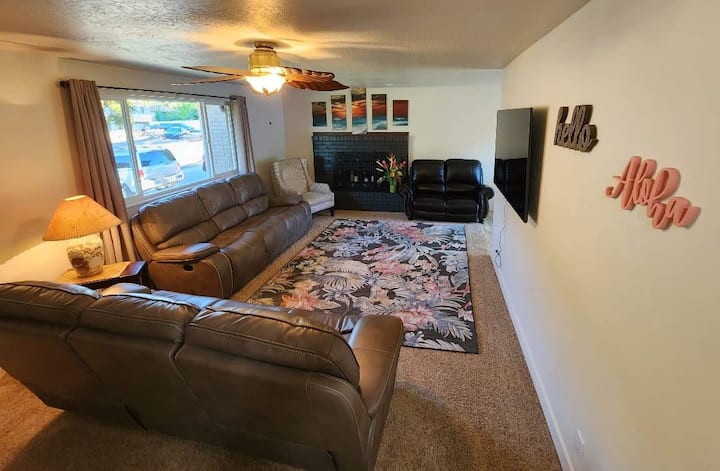 9 Bedrooms Of Aloha; Sleeps 30! - Orem, UT