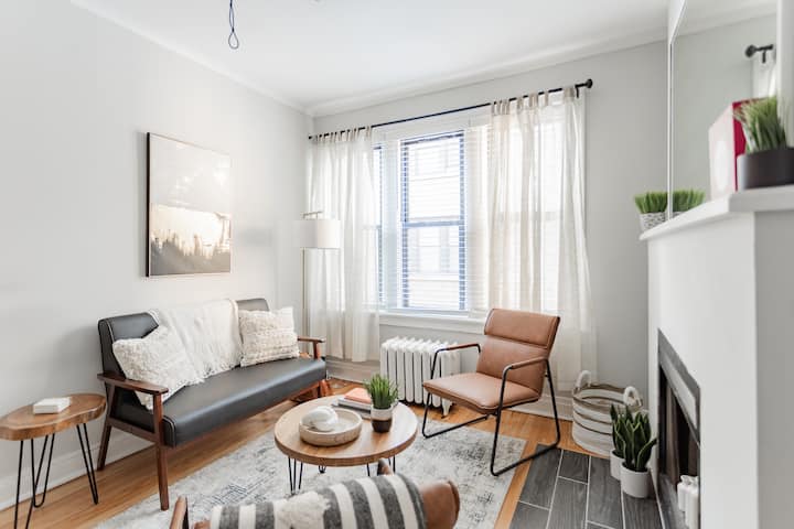 Guest Favorite Getaway | Lakeview | Near Wrigley - Chicago, IL