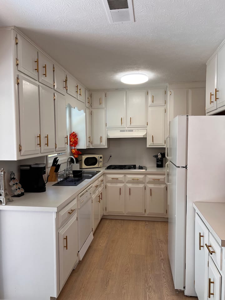 Comfy 2-bedroom Townhouse With Parking & Wi-fi - Stone Mountain, GA