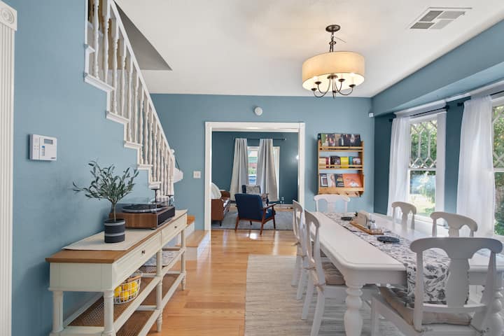 Contemporary Craftsman-style Home - モデスト, CA