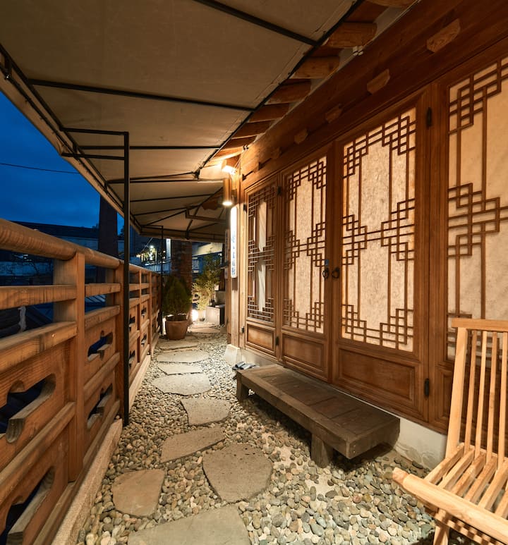 A Hanok That Warmly Embraces You, Cottage Nest - 서울특별시
