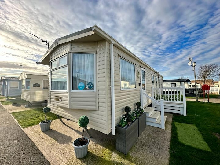 Beautiful 8 Berth Caravan On Lyons Winkups, Towyn - Rhyl