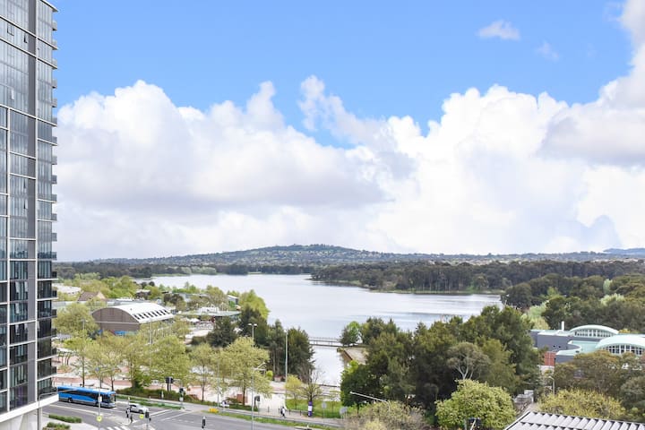 Modern Spacious Waterfront Apartment With Pool - Canberra