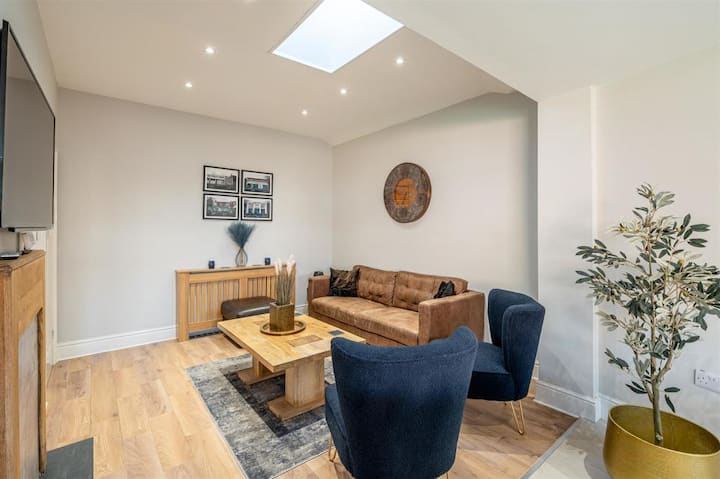 Modern 3 Bedroom Bungalow With Garden And Parking - York, UK