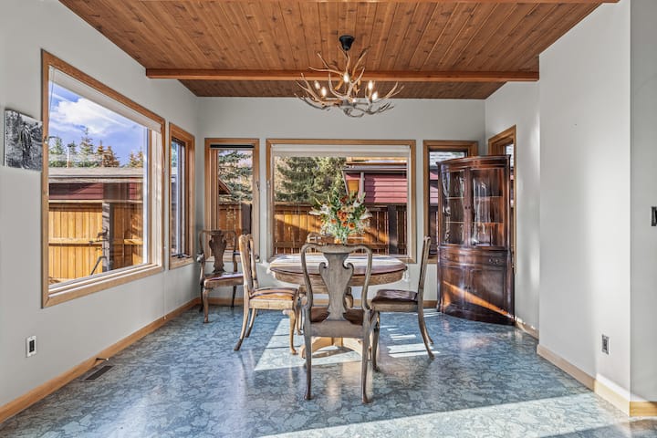 Beautiful House in the heart of Canmore w/ hot tub - Houses for Rent in ...