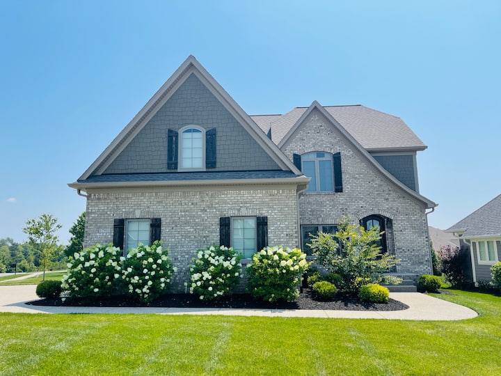 Peaceful 5 Bedroom Derby Getaway! Sleeps 10+ - Louisville, KY