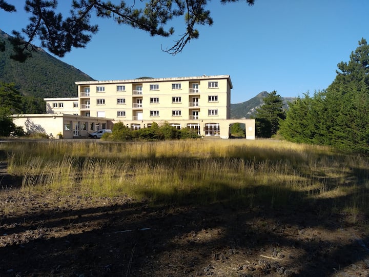 Charmant Domaine Sur 2 Hectares De Verdure - Veynes