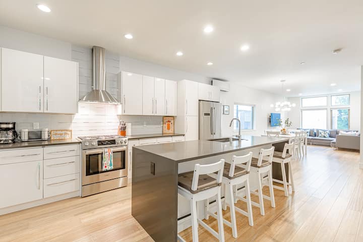 Modern & Bright 3br Home Near Downtown With Garage - Medina, WA