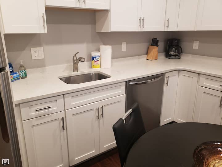 Lovely 2 Bed W/ Free Parking Near Harvard - Malden, MA