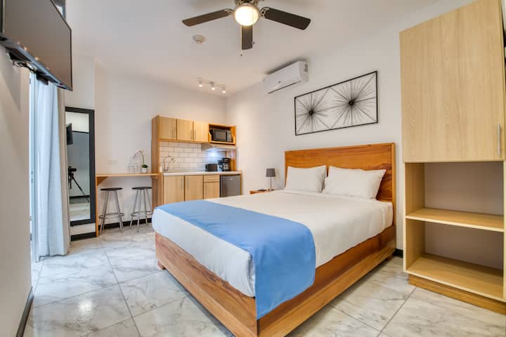 Stylish Downtown Studio Apartment With Patio & A/c! - San José