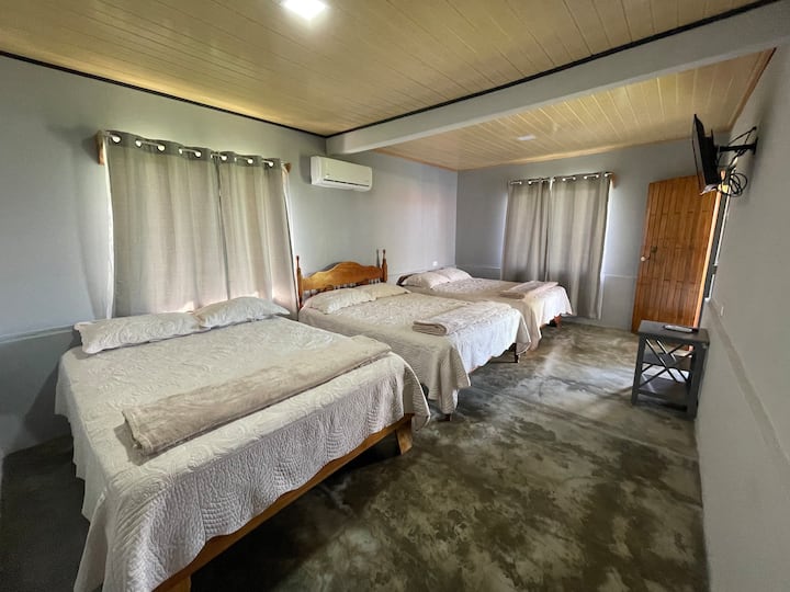 Large & Confortable Family House - La Fortuna