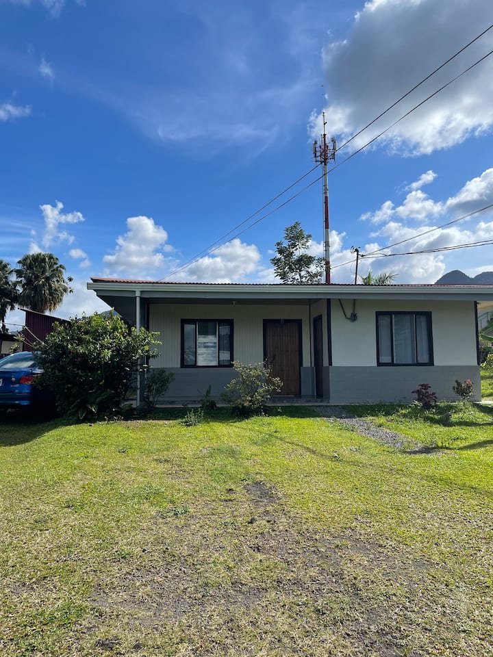 Large & Confortable Family House - La Fortuna