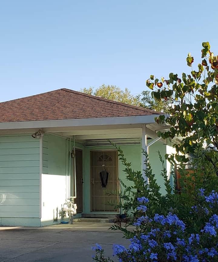 Midcenturymod! Perfect For Traveling Professional. - Sacramento, CA