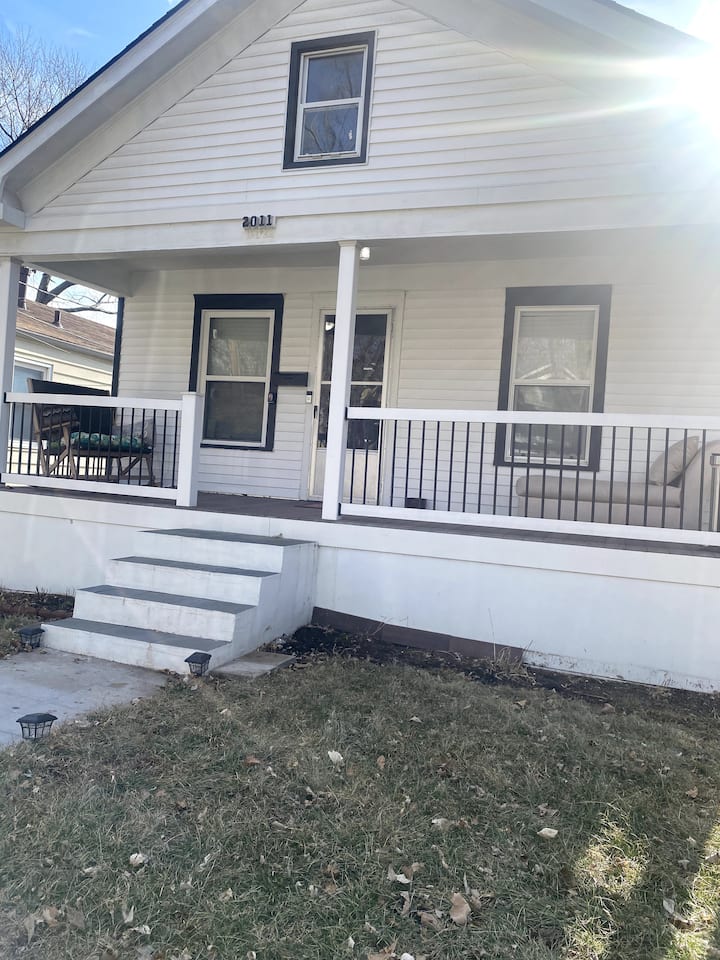 Entire Nkc White Bungalow - Gladstone, MO