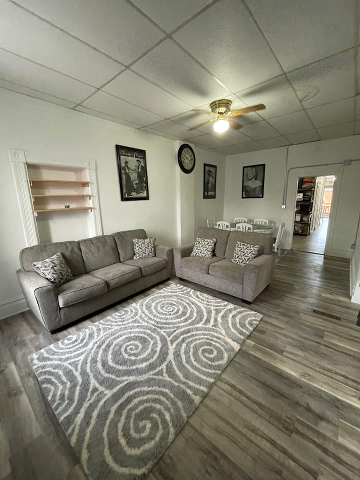 Beautiful 3 Bedroom Downtown Sturgis Apartment - Sturgis, SD