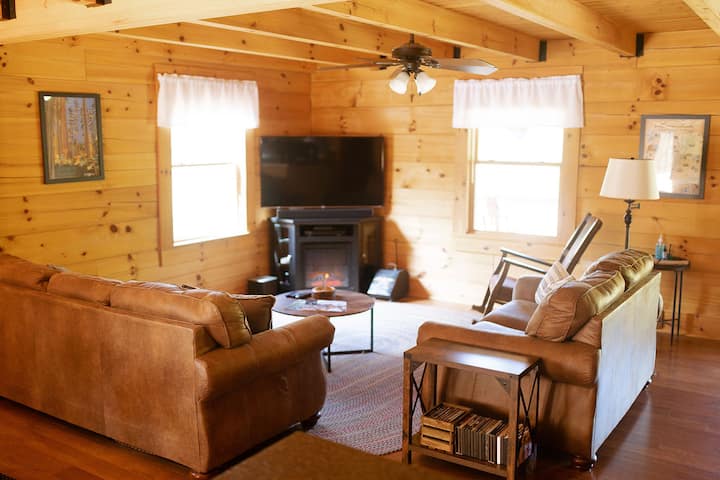 Naked Creek Cabin - Hot Tub - Game Room - Shenandoah, VA