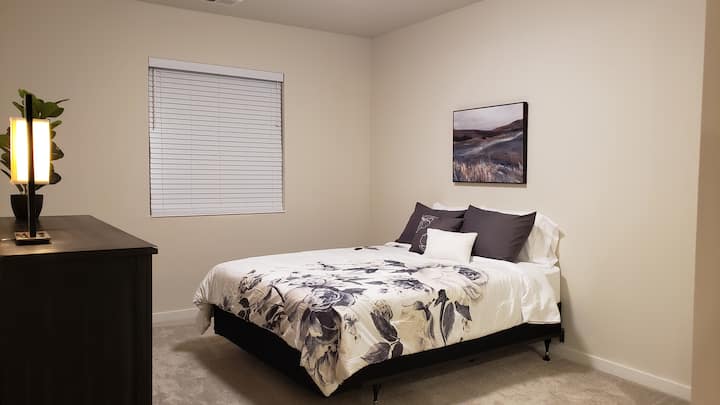 Comfy Bedroom In Apartment W/ Heated Garage - Buffalo, MN