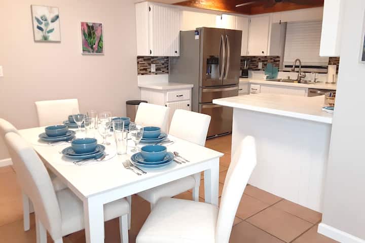 Palm Gardens - Hot Tub - Pets - Minutes To Beach - Venice, FL