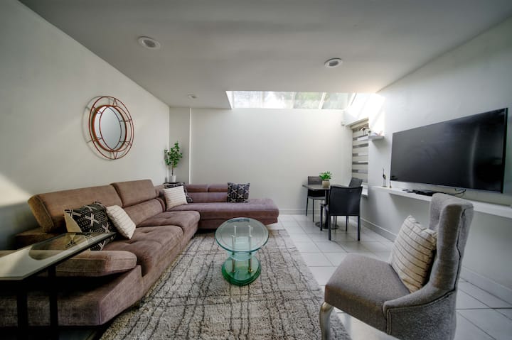 Renovated 3 Bdrm Suite, Central Location - 新西敏