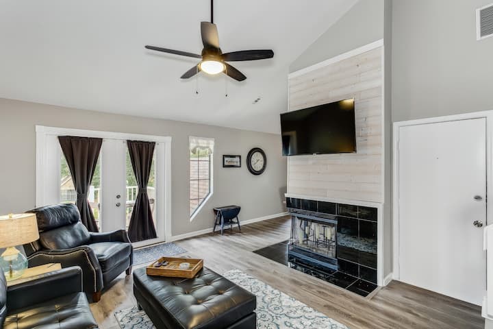 Home Away From Home Condo 2/2 - Great Location - Pensacola, FL