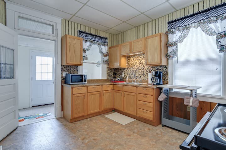 Large 1 Bedroom 1 Bath & Off-street Parking. - Saint Joseph, MO