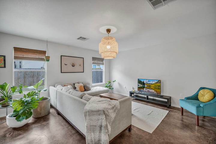 Renovated And Modern 3 Bed/2.5 Bath With Fire Pit! - Austin