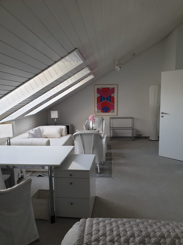 2 Zimmer, Zentrale Lage, Eigene Etage In D-heerdt - Kaarst