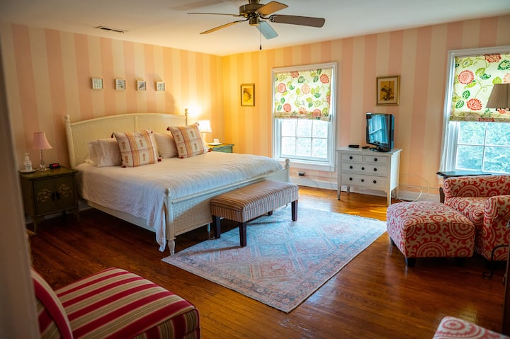The King Room, With Whirlpool Bath For 2! - Bensalem, PA