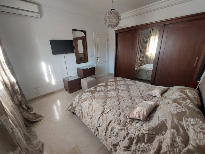 Villa Dans Un Quartier Résidentiel - Tunis
