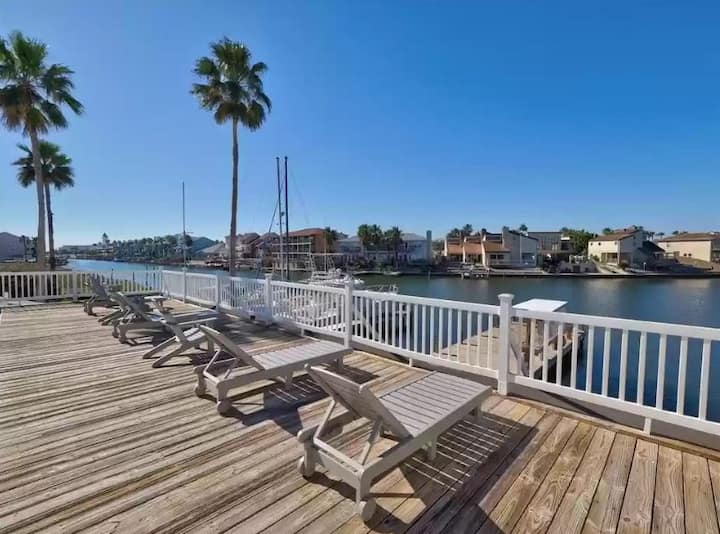 Quaint 1-bedroom With Both Indoor And Outdoor Pool - Corpus Christi, TX
