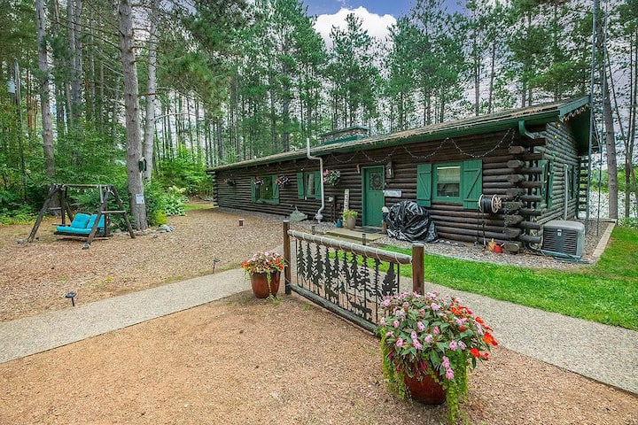 5 Bedroom Cabin On The Lake Of The Hills - Eagle River, WI
