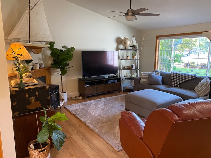 Single Level, Modern, Clean 3 Bdrm 2 Bath Property - Salem, OR
