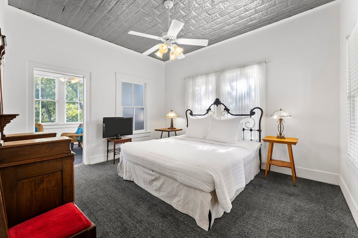 King Suite With 2-bedrooms At The Meyer Hotel - Comfort, TX