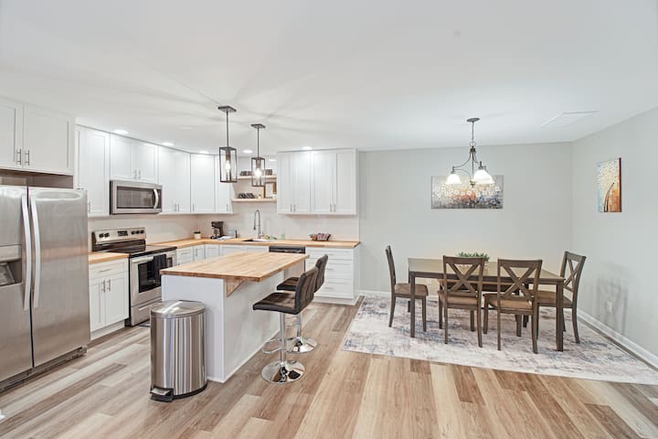 Warm And Inviting Townhome On Quite Cul-de-sac - 香檳