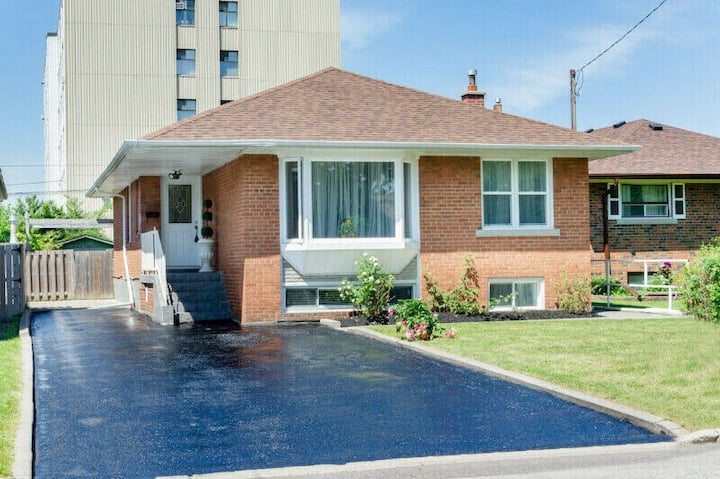 Cheerful 3-bedroom Bungalow, By Hwy 401/dvp - Toronto