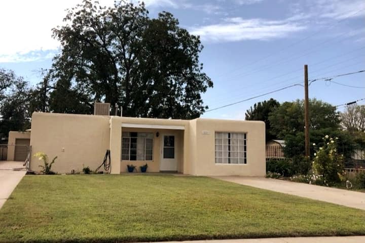 Desert Rose: Cheerful 3 Bedroom In Great Location - Carlsbad, NM